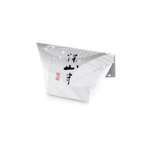 やわらかく、真白。雪が深々と降り積もる里山に、春をまちわびる情景をあらわしました。柚子の香りが広がる北海道産小豆のこし餡をやわらかな道明寺羹で包み込みました。※予告なくパッケージの仕様変更をさせていただく場合がございます。※この商品は包装・...