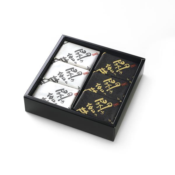 【閼伽井（黒蜜きなこ）】コシのあるしっかりとした羽二重餅に滋賀県産の大豆を使用したきな粉をまぶします。黒蜜をかけてどうぞ。【閼伽井（黒胡麻）】香ばしく風味豊かに焙煎した黒すりごまを羽二重餅にまぶしました。沖縄県産黒砂糖を使用した黒蜜をかけて...