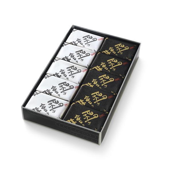 【閼伽井（黒蜜きなこ）】コシのあるしっかりとした羽二重餅に滋賀県産の大豆を使用したきな粉をまぶします。黒蜜をかけてどうぞ。【閼伽井（黒胡麻）】香ばしく風味豊かに焙煎した黒すりごまを羽二重餅にまぶしました。沖縄県産黒砂糖を使用した黒蜜をかけて...