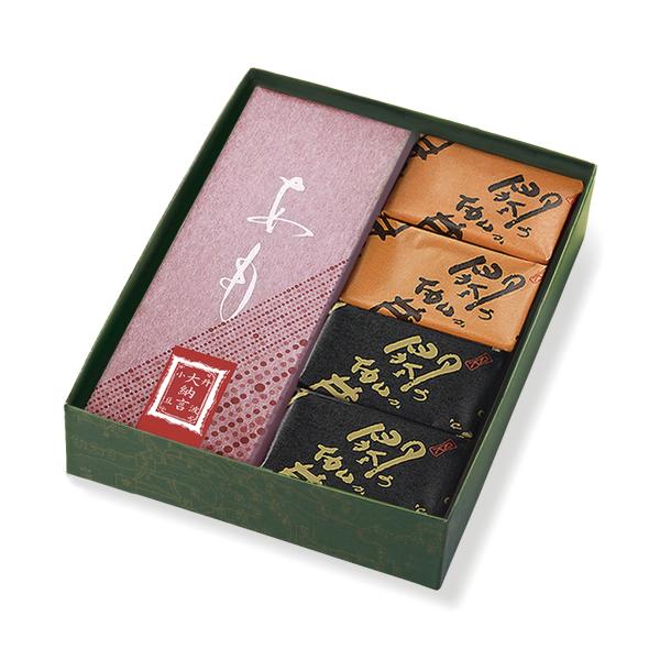 【あも】味と香りがよく、皮が薄くて口当たりのよい「丹波大納言小豆」。その小豆をじっくりと時間をかけて糖蜜をふくませ、手炊きをしています。職人はその日の小豆の状態、気温湿度に合わせて炊き方を加減し、ふっくらと艶やかな餡をつくります。羽二重餅は...
