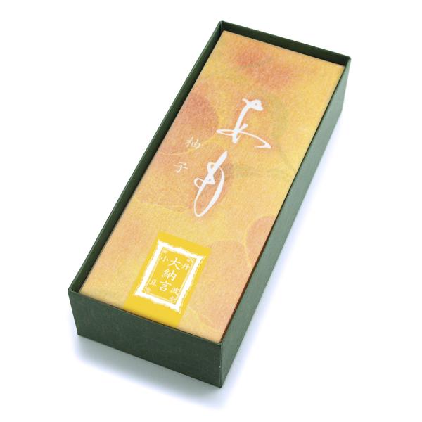 旬の味覚を羽二重餅に練り込む、季節限定の「あも」。冬は「黄金の果実」、柚子です。柚子の甘露煮に、皮ごと絞った柚子エキスを合わせ、フレッシュな香りを大切に仕上げます。あもの甘さに、柚子の酸味が相性抜群です。大切な方への贈り物・ギフトに是非どう...