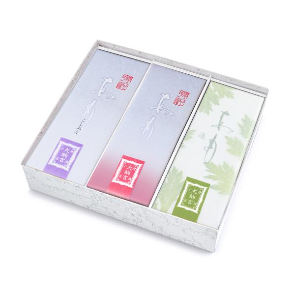 <あも>味と香りがよく、皮が薄くて口当たりのよい「丹波大納言小豆」。その小豆をじっくりと時間をかけて糖蜜をふくませ、手炊きをしています。職人はその日の小豆の状態、気温湿度に合わせて炊き方を加減し、ふっくらと艶やかな餡をつくります...