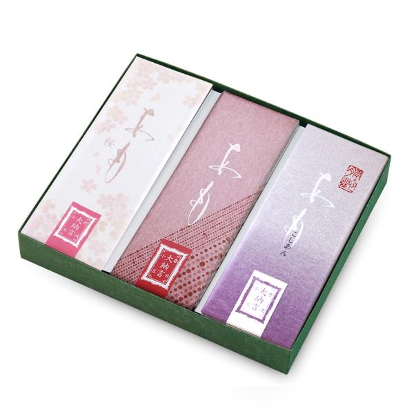 代表銘菓あも。定番のお味と、季節のお味〈桜〉、そして50年で培った丹波大納言小豆へのこだわりの業を詰めた〈こしあん〉の3種類をお詰めしました。大切な方への贈り物・ギフトに是非どうぞ。※予告なくパッケージの仕様変更をさせていただく場合がござい...