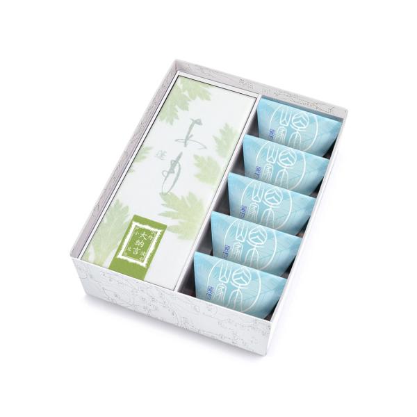 【あも（蓬）】新緑香る「蓬」を羽二重餅に練り込んだ季節限定のあも。古くから薬草の宝庫で知られる滋賀県伊吹山麓。ここに「伊吹農園」を拓き、地元の方々と共に大切に蓬を育てています。収穫は一枚一枚丁寧に。やわらかいところのみを摘み取ります。【栗山...