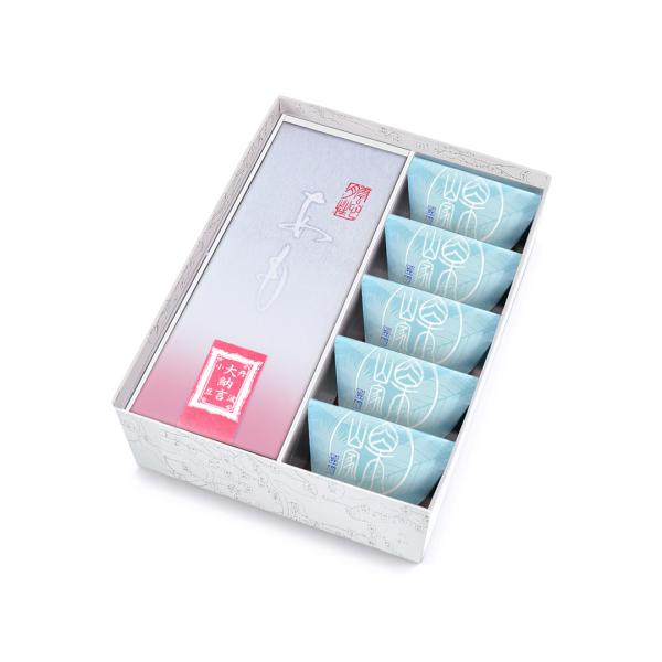 代表銘菓<あも>やわらかな羽二重餅と、やさしくほどける小豆を合わせました。〈栗山家〉小豆の煮汁を加え、丁寧につくったこし餡の羊羹生地の中に栗の甘露煮をまるごと一粒入れました。大切な方へのギフトにおすすめです。※予告なくパッケージ...