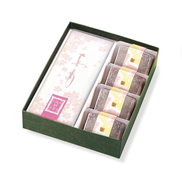 【あも（桜）】塩漬けした桜葉を刻み、羽二重餅に練り込みました。上品な香りがする、春のあもです。【匠壽庵春霞（しょうじゅあんはるがすみ）】淡くやわらかな春の霞に、桜の花びらがふわりと舞う景色をあらわしました。桜風味の小倉羊羹に求肥をのせ、道明...