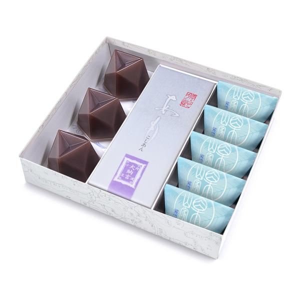 【水羊羹】手間を惜しまず、小豆の味を大切に濃厚なこし餡に仕上げました。合わせる天然糸寒天は厳選された天草を使用。寒さの厳しい時期に天日干しを繰り返し行う伝統製法でつくられ、なめらかな口当たりを生みます。【あも（こしあん）】50年で培った丹波...