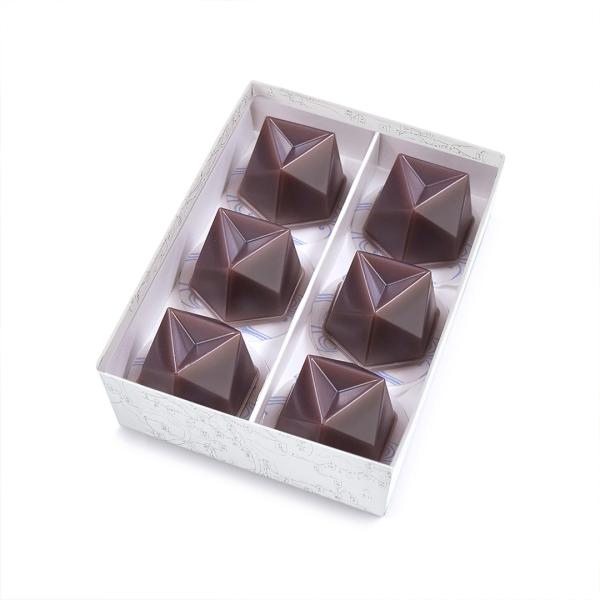 叶 匠壽庵、夏一番の涼菓 水羊羹です。手間を惜しまず、小豆の味を大切に濃厚なこし餡に仕上げました。合わせる天然糸寒天は、厳選された天草を使用。寒さの厳しい時期に天日干しを繰り返し行う伝統製法でつくられ、なめらかな口当たりを生みます。※予告な...