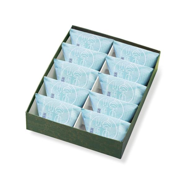 小豆の煮汁を加え、丁寧につくったこし餡の羊羹生地は風味豊か。中には栗の甘露煮をまるごと一粒入れました。贈り物・ギフトにどうぞ。※予告なくパッケージの仕様変更をさせていただく場合がございます。・賞味期限製造日より30日・セット内容栗山家　10...