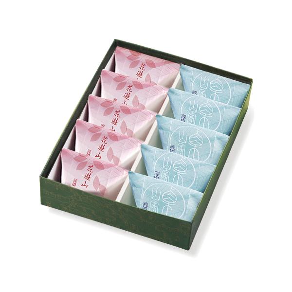 【栗山家（くりさんが）】小豆の煮汁を加え、丁寧につくったこし餡の羊羹生地は風味豊か。中には栗の甘露煮をまるごと一粒入れました。【花遊山（はなゆさん）】桜葉香る道明寺に、ほんのり甘いこし餡を。春の陽気に誘われて、そんな心浮き立つ景色をあらわし...