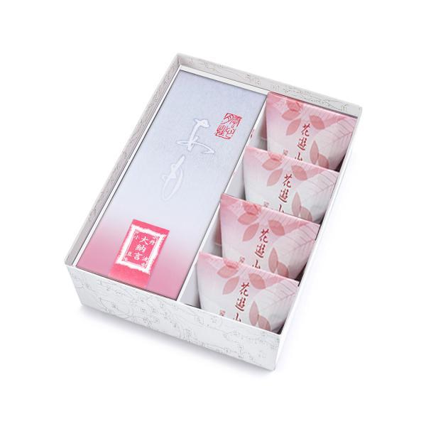 【あも】味と香りがよく、皮が薄くて口当たりのよい「丹波大納言小豆」。その小豆をじっくりと時間をかけて糖蜜をふくませ、手炊きをしています。職人はその日の小豆の状態、気温湿度に合わせて炊き方を加減し、ふっくらと艶やかな餡をつくります。羽二重餅は...