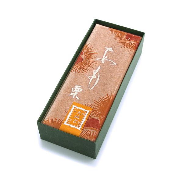 旬の味覚を羽二重餅に練り込む、季節限定の「あも」。やわらかな求肥に焙煎した栗を練り込みました。香ばしい栗で秋一番の味覚をお楽しみいただけます。大切な方への贈り物・ギフトに是非どうぞ。※予告なくパッケージの仕様変更をさせていただく場合がござい...