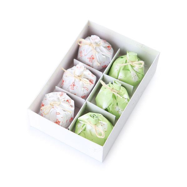 人気の〈一壺天〉と、春季限定〈野づつみ〉 の6個入セットです。ほっくり炊き上げた栗を丸ごと一粒、丁寧に炊き上げた餡で包んだ〈一壺天〉と、蓬の風味のやわらかなお餅を大納言小豆の餡で包んだ〈野づつみ〉。2つのお味をお楽しみいただける一箱です。※...