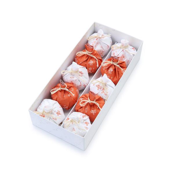 壺中、天あり。小さな壺の中にも無限に広がる大宇宙は存在している、と説く中国の故事に着想を得、菓子をつくる心が豊かであればその味わいは深い、そんな意を込めてつくりました。〈一壺天（いっこてん）〉壺に見立てた「丹波大納言小豆」の餡で一粒の栗を包...