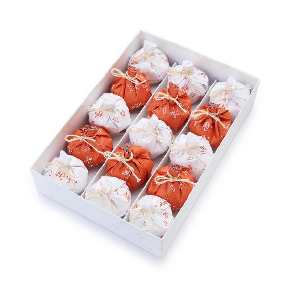 壺中、天あり。小さな壺の中にも無限に広がる大宇宙は存在している、と説く中国の故事に着想を得、菓子をつくる心が豊かであればその味わいは深い、そんな意を込めてつくりました。〈一壺天（いっこてん）〉壺に見立てた「丹波大納言小豆」の餡で一粒の栗を包...