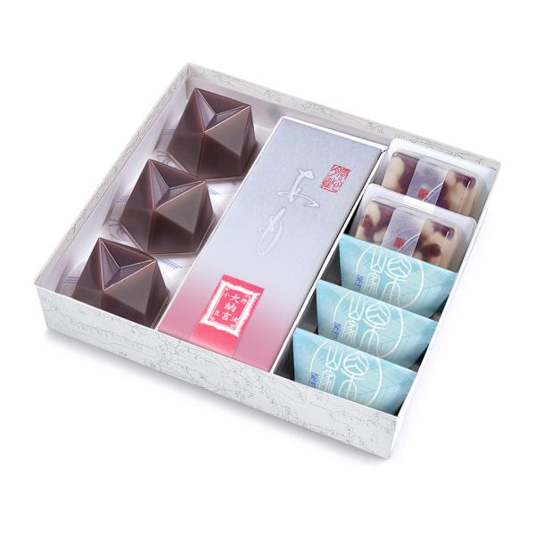 吟味した素材と菓匠の技が生きる叶匠寿庵の菓子を詰合せました。<水羊羹>叶 匠壽庵、夏一番の涼菓。手間を惜しまず、小豆の味を大切に濃厚なこし餡に仕上げました。<夏の玉露地>やわらかい餅羹の上に、2色の小豆を透き通った錦...