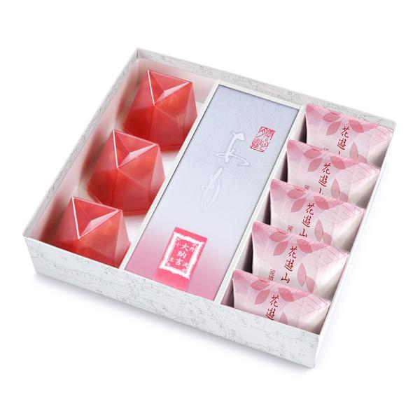 【花まとふ】あまおうと紅ほっぺの2種の苺を使用し、苺の美味しさをぎゅっと詰め込んだ春限定の菓子です。【あも】味と香りがよく、皮が薄くて口当たりのよい「丹波大納言小豆」。その小豆をじっくりと時間をかけて糖蜜をふくませ、手炊きをしています。職人...