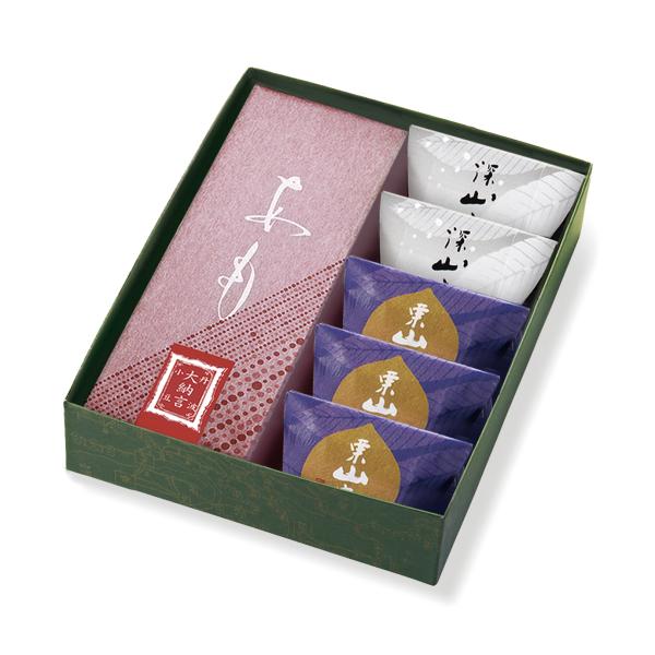 【あも】味と香りがよく、皮が薄くて口当たりのよい「丹波大納言小豆」。その小豆をじっくりと時間をかけて糖蜜をふくませ、手炊きをしています。職人はその日の小豆の状態、気温湿度に合わせて炊き方を加減し、ふっくらと艶やかな餡をつくります。羽二重餅は...