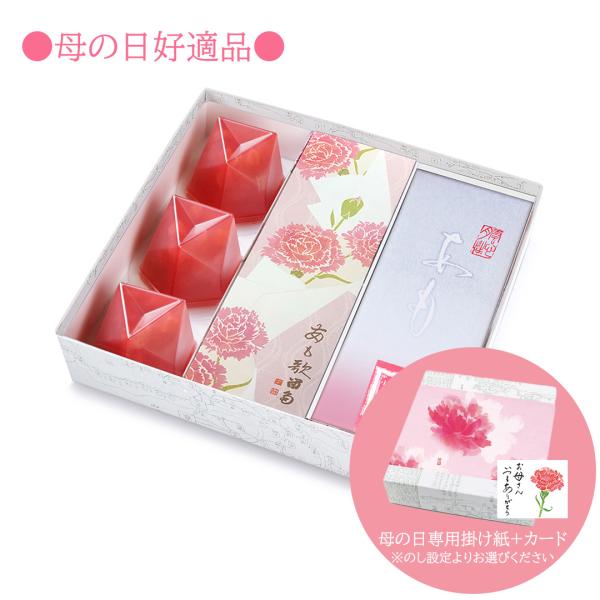 【あも】味と香りがよく、皮が薄くて口当たりのよい「丹波大納言小豆」。その小豆をじっくりと時間をかけて糖蜜をふくませ、手炊きをしています。職人はその日の小豆の状態、気温湿度に合わせて炊き方を加減し、ふっくらと艶やかな餡をつくります。羽二重餅は...