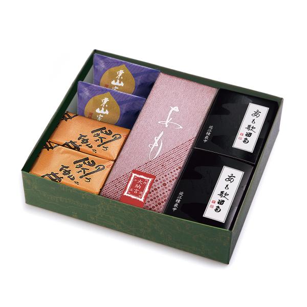 吟味した素材と菓匠の技が生きる叶匠寿庵の菓子を詰合せました。※予告なくパッケージの仕様変更をさせていただく場合がございます。■内容栗山家　2個閼伽井（黒蜜きなこ）　2個あも　1本あも歌留多　2箱■賞味期限栗山家：製造日より30日閼伽井（黒蜜...