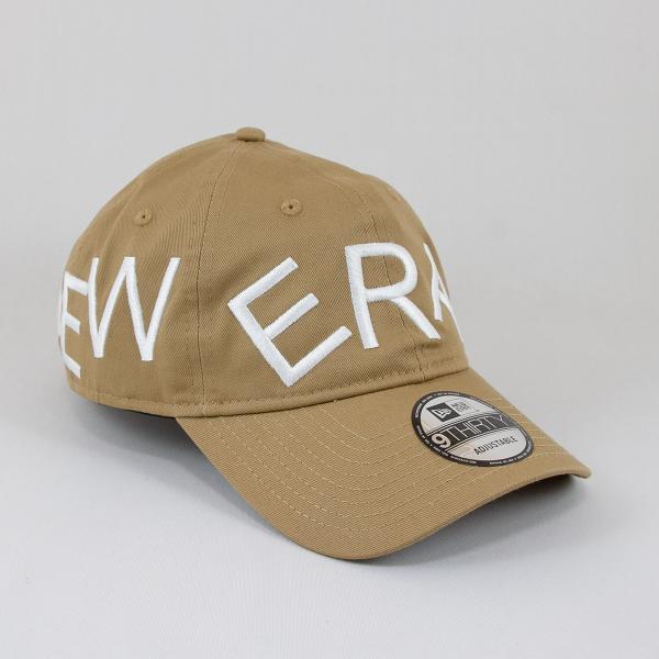 ブランドロゴを４枚のパネルにわたって大きくでこぼこに並べてポップな感じを演出しました。シルエットは柔らかな被り心地が特徴の9THIRTYです。バイザー（つば）はあらかじめ着用しやすい状態にカーブしています。リアのイージースナップ付きのストラ...