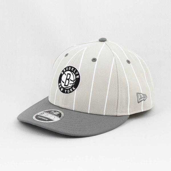 ピンストライプのクラウンと球団カラーのバイザーの2トーンで配色した、クラシック感のあるデザインを採用しました。こちらはNBAブルックリン・ネッツモデルです。フロントに球団ロゴを、左サイドにバスケットマンを刺しゅうしました。シルエットは基本的...