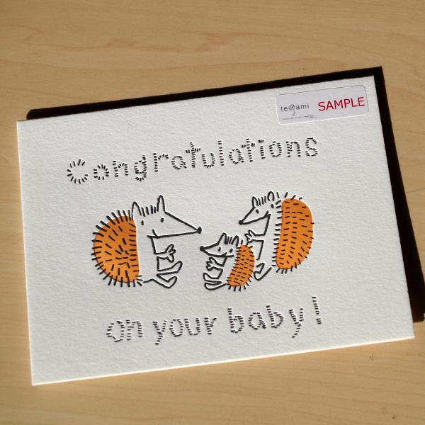 佐藤ジュンコさんが描くやさしいイラストはほのぼのとした気持ちになります100％コットンのふんわりした用紙に活版印刷してありますので手触りが違いますカードの内側には印刷はなく無地ですサイズ101mm×140mm（折ったサイズ）定形郵便ＯＫカー...