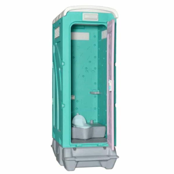 ・本体床下に貯水タンクを設け足踏みポンプを踏み水を汲み上げ汚物を洗い流す方式の仮設トイレです。・給排水工事不要なので設置場所を選ばず使用できます。・汲み取り手配や水補給が必要です。・内蔵タンクの水が汚物を洗い流すため常に快適に使用できます。...