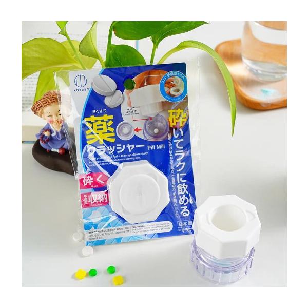 薬 クラッシャー Pill Mill 使用方法 DIRECTIONS 特長 Features 薬をセットし、フタを回すことで薬を砕いてすりつごします。下部が透明なので薬の状態が確認できます。 Mate the pilis inside an...
