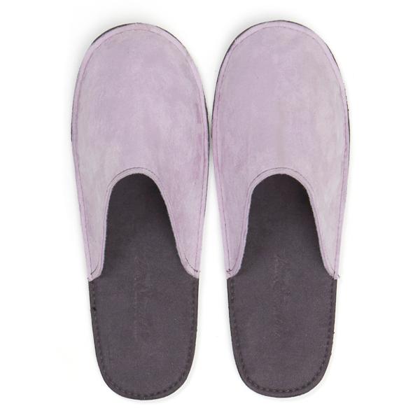 PSCらしい配色トーンがポイントのフェイクスウェードスリッパです。 持ち運びにも便利な軽い素材なので、ワンマイルアイテムとしてもオススメです。 フリーサイズ展開で、幅広い方に愛されるよう計算されたサイジング。ブランドロゴを押し印で施して、ス...