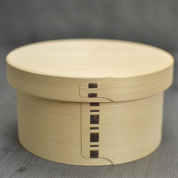 伝統ある日本製・純国産の秋田杉のおひつシリーズが登場。フタを開けると杉の香り落ち着くおひつで食べるご飯は格別の味。使用後は洗剤でやさしくスポンジ洗い。乾いた布巾で拭いていただければお手入れ簡単。（電子レンジ、食器乾燥機のご使用は不可）材質：...