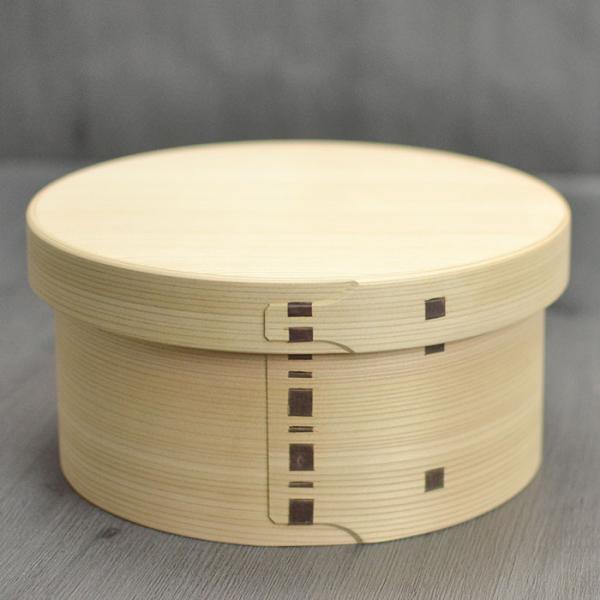 伝統ある日本製・純国産の秋田杉のおひつシリーズが登場。フタを開けると杉の香り落ち着くおひつで食べるご飯は格別の味。使用後は洗剤でやさしくスポンジ洗い。乾いた布巾で拭いていただければお手入れ簡単。（電子レンジ、食器乾燥機のご使用は不可）材質：...