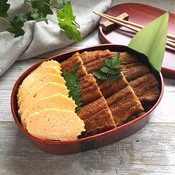 驚きの軽さ！一点、一点木曽の職人さんの手造り こだわりの技が光る伝統工芸 木製の良い香りで食べるご飯は絶品です！大容量で男性用お弁当箱に人気。 サイズ(約):19.5×13.3×5.2cm 内　寸(約):18.5×12.1×4cm容　量(約...