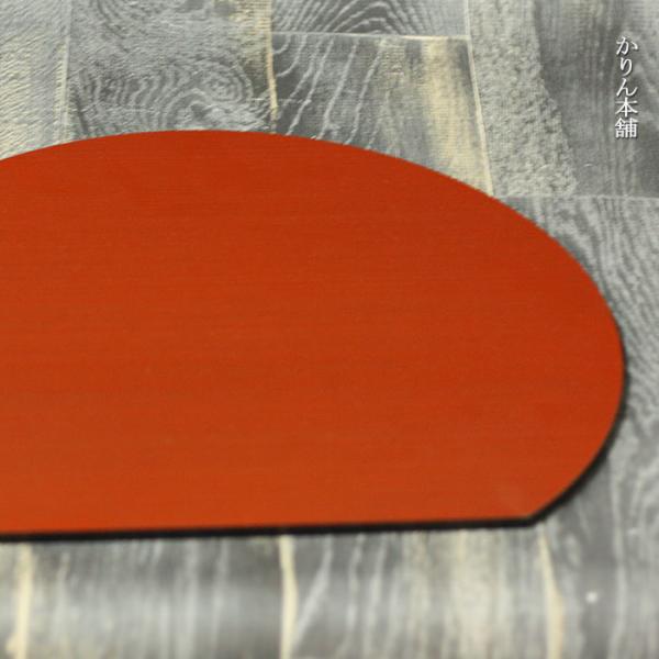 赤黒のリバーシブルのランチョンマット 汚れた場合はさっと布巾で拭いていただけます。お手入れ簡単。サイズ(約):39.5×35×0.8cm材質：木製繊維材 ウレタン塗装【日本製】【食洗機不可・電子レンジ不可】※当店の商品は、実物と写真で質感が...