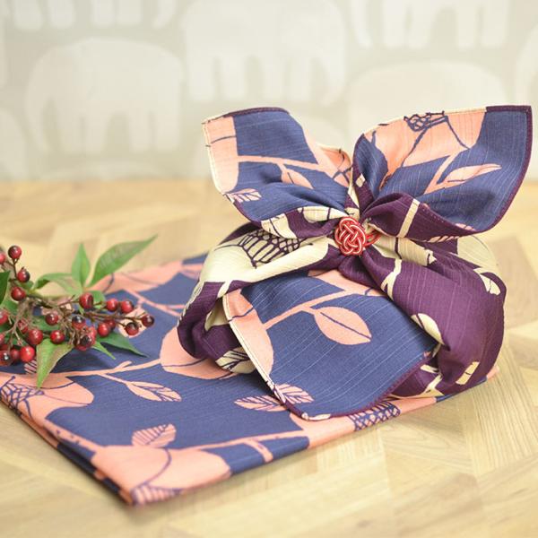 日本の伝統色で染めたメイドイン京都の風呂敷。おべんとうを包んでおしゃれでシックな雰囲気。優しい雰囲気の和の花が暮らしを温かく演出します。中巾サイズ。両面リバーシブルタイプですので、その日の気分や天候などに合わせてお楽しみいただけます。お弁当...