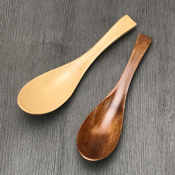 丸いカープの蓮華・持ち応えのあるしっかりとしたラーメン蓮華！カフェ風の雰囲気もあり、年代問わず大人気のレンゲとなります。木製のカトラリーは熱が伝わらないので、ヤケドの心配もなく、お子様やお年寄りの方も安心してお使い頂けます材質：木製・ウレタ...