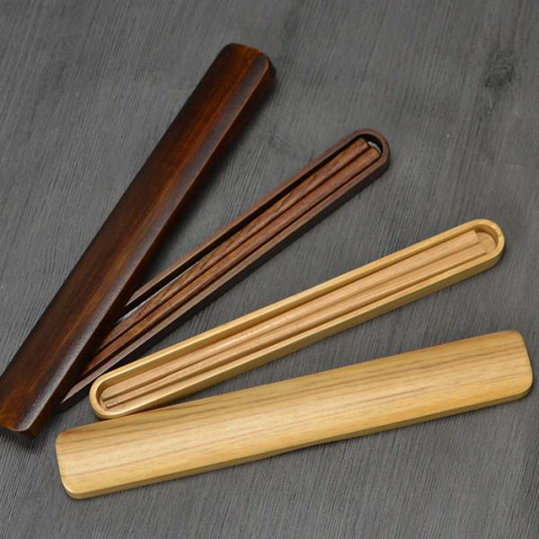 シンプルな箸箱。細身のお箸付き！コンパクトな箸セットなので、女性用やお弁当用としてご利用ください。木目タイプ・白木タイプの2種よりお選びいただけます。木製の優しさが落ち着く品。毎日のお昼ごはんにご利用ください。 訳あり箸箱セットは木製品です...