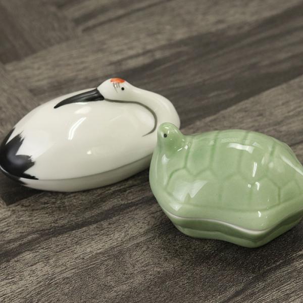 一品料理を盛り付けたり、食卓に彩りを与える和食器です。お節重などに映える、美しい珍味入れ。並べるだけで、食卓に華やかさと彩りがプラス！なんてことないいつものおかずや、コンビニやスーパーで買ったお惣菜でも、器に移し替えるだけでおしゃれなお料理...