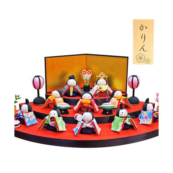 美しい友禅柄ちりめんをまとった心ほころぶお顔のお雛飾りたち。小さくて温かみのある風合いが特別な春の日を華やかに演出します。木製立札にはお子様のお名前をレーザー彫刻可能！※一つずつ手作りのため、着物の柄やパーツの柄が画像と異なる場合がございま...