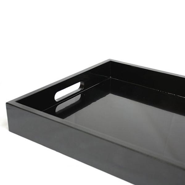 しっかりとした厚みの木製長手盆トレー。お客さまへのお食事や普段使いに人気。ゆったりとした長手盆もちろん家庭用にもお使い下さい。冠婚葬祭に使用可能。細かな傷・塗りムラ・その他の訳ありの為特別価格。※訳あり品の為返品交換不可材質：木製・合成漆サ...