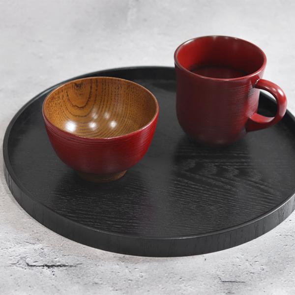 シンプルで使いやすい大きさと形のお盆。家庭用におすすめです。サイズ(約):直径30cm×高さ2.5cm内寸(約):直径29cm×高さ1.5cm材質：木製 うるし【外国製】【食洗機不可・電子レンジ不可】※当店の商品は天然素材の為、実物と写真で...