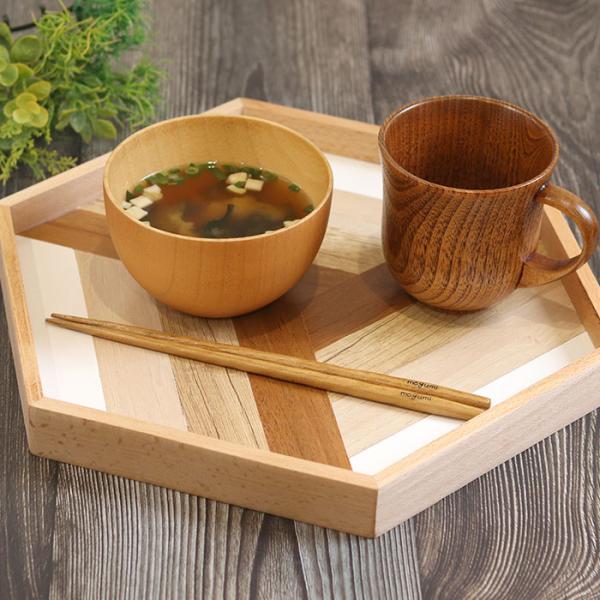 お客様のおもてなしや、普段使いに。木製のシンプルな色合いと風合いで、和洋問わず食卓に馴染み、お料理を引き立てます。お店使いにも。そのままランチョンマットとしてもお使いいただけますので、お片付けも楽々です。布のランチョンマットと違い、こぼして...