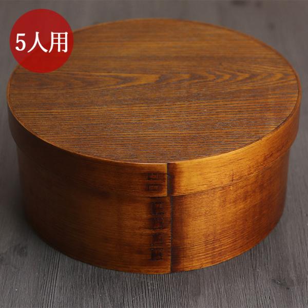 曲げわっぱのおひつです。３合〜４合のご飯が入ります。ご飯のみずみずしさが残り、余分な水分は発散させてご飯をおいしく保つので長く人気の商品です。【安心してお使いいただくために　国内再加工】こちらの重箱は、素材・製造ともに中国産となります。当店...