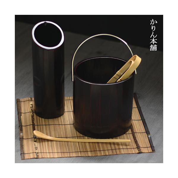 天然竹は保冷力があり、耳障りな金属音もありません。高級感溢れる東雲 光沢感のある黒塗り加工を施し、下地の赤をわずかに研ぎ出し引き締まった印象にサイズ(約):水差し7×21cm 氷入れ13×22(14)cm トング18.5cm マドラー21c...