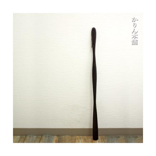 長い靴べらは、立ったままで靴が楽に履けます。仕上げにウレタンを施していますので、汚れにくく耐久性にも優れています。鉄刀木の重厚感ある見た目が高級感を演出 父の日や敬老の日のギフトとしても最適※名入れ不可商品サイズ(約):75cm材質：木製 ...