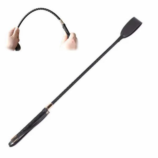 【シックな見た目】金具部分のゴールドが高級感がある乗馬用 鞭です。PUレザーを使用した先端部分とボディの網目が美しく高級感があります。細身のフォルムで小学生や女性の手でも扱いやすい男女兼用の短鞭です。リストループ付きで初心者も安心して使える...