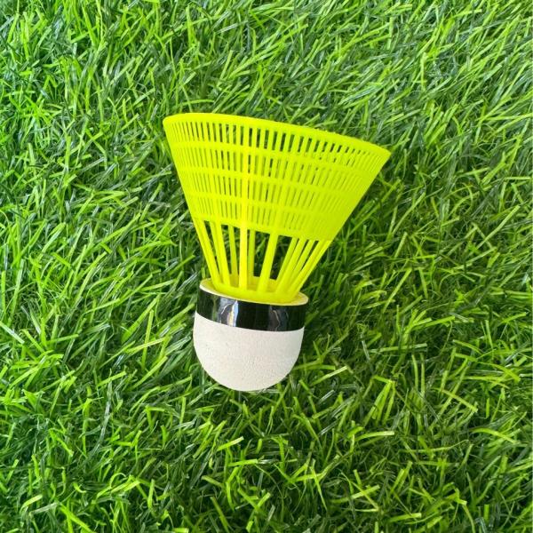 ◆【直線的な軌道】専用設計されたシャトルなので投げるときは直線的な軌道を描き、打撃後は羽の空気抵抗と重さが軽いので遠くまで飛びません。直線的な投球軌道を描くので離れた場所から投げてもバッティング練習ができ、より実戦に近い練習方法にも使えます...