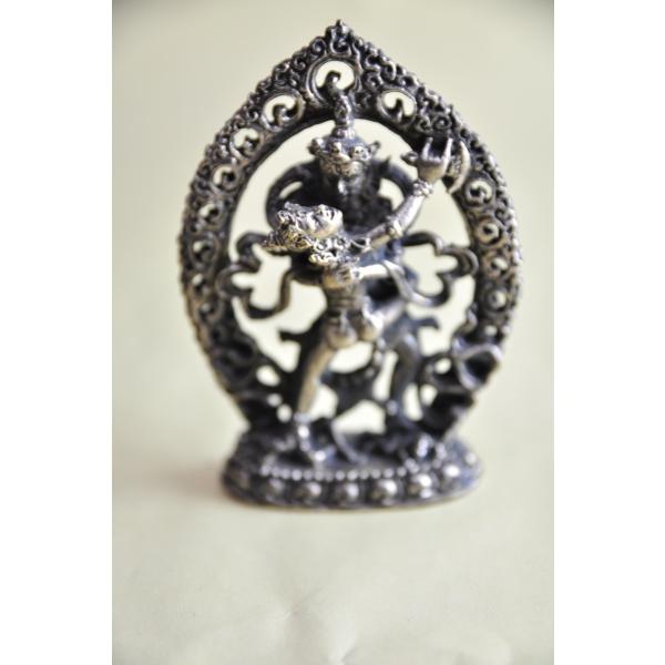 チベット仏教の神様、グヒャサマージャ(阿しゅく金剛)のメタル像です男女が交わった状態(ヤブユム)の守護神(イダム)です真鍮合金製　　タイ製　サイズ：約8.4cm　重さ：約111gスケールはあくまで目安としてお考えください パソコンの環境など...