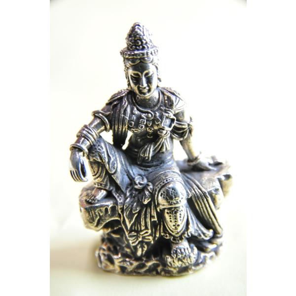 東アジアでは非常に人気のある観音菩薩の仏像です小さいですが精緻な仏像です真鍮合金製　　タイ製　サイズ：約5.4cm　重さ：70gスケールはあくまで目安としてお考えください パソコンの環境などにより写真と実物の商品の色合いが違って見える場合が...