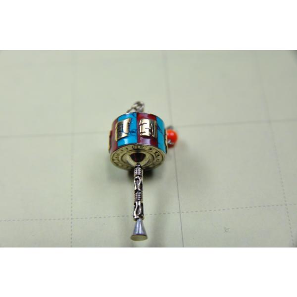 中に観音菩薩のマントラを入れて回してお祈りする法具のトップです外にオムマニペメフムのマントラが彫られています右回りに回します1度回すと1回お経を読んだことと同じ功徳が得られるといわれていますこちらのトップは中の開閉・着脱はできませんが回転し...